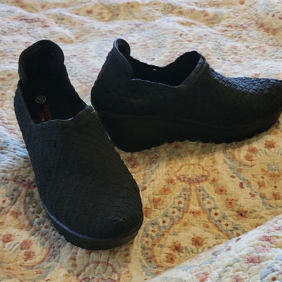 bernie mev. | Shoes | Bernie Mev Black Wedge Shoes Casual Comfort Nwt ...